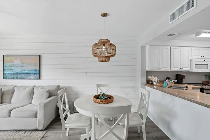 Updated With Lakefront Views, Pool, & Near Beach! - Naples, FL