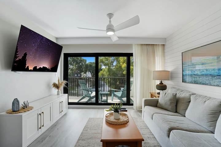 Updated With Lakefront Views, Pool, & Near Beach! - Naples, FL