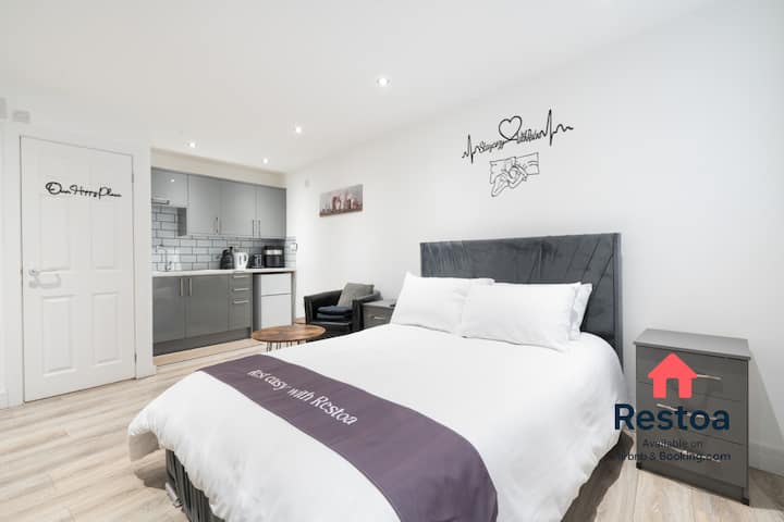 Group-sleeps 8 Central Studios • Parking & Ensuite - Sheffield