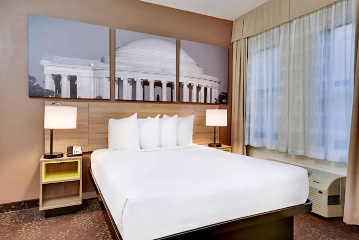 Queen Bed L Days Inn | Near Lincoln Memorial - Bethesda, MD