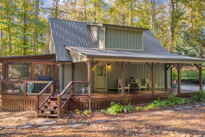 Cottage Chic Hilltop Lakefront Retreat - Tugaloo State Park, Lavonia