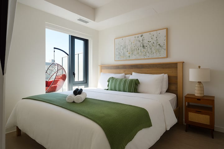 Central Retreat | King Bed | Gym | Ac | Banff - Calgary