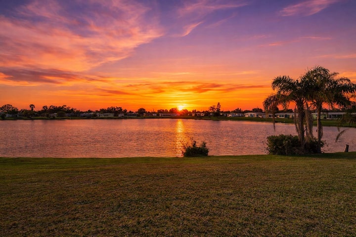 Lakeview Sunset Getaway Hot Tub 3br 2ba Sleeps 10 - Port Charlotte, FL
