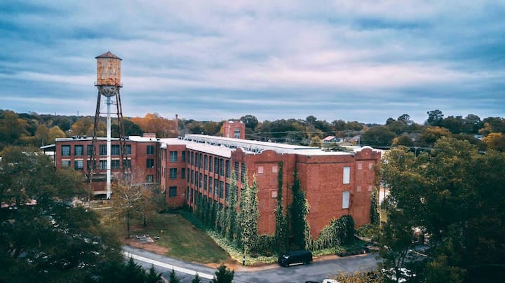 Cozy Mill Loft W/ 2 King Beds, Gym & Pool - Spartanburg, SC