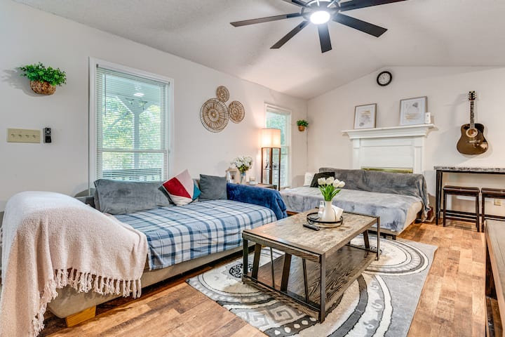 Easy I-20 Access To Atl: Suburban Retreat W/ Yard - Douglasville, GA
