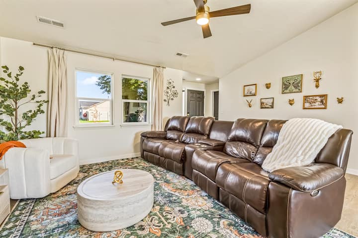 Golden Retreat – Modern Comfort With Luxe Touches - Caldwell, ID