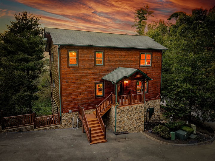 The Crown Jewel | Jacuzzi | Minutes To Downtown - Gatlinburg, TN