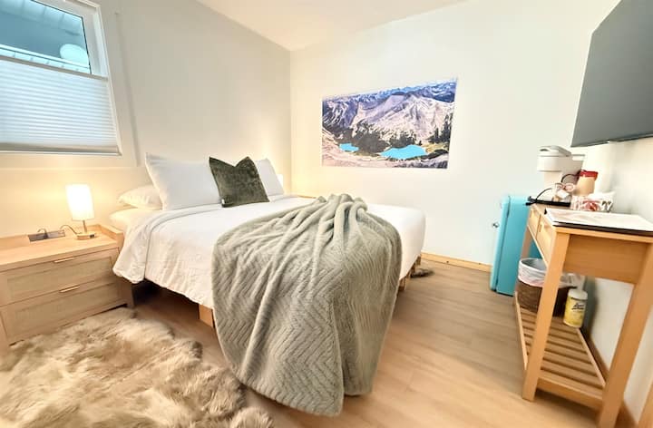 Summit View Ii Bed & Bath |Ski-in Hot Tub Sleeps 2 - Kimberley, BC, Canada