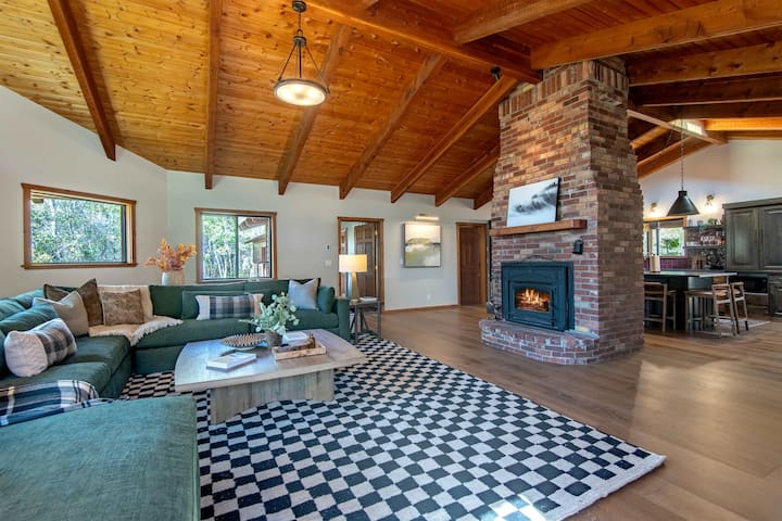 Teton Homestead: Quaking Aspen Escape + Hot Tub - Driggs, ID