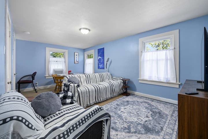 Historic 1 Bdr Across From Lakeside Park - Fort Wayne, IN