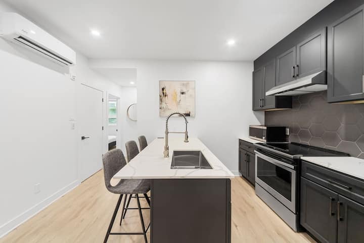 Modern 2 Bed Condo, Sleep 6,midtown - Dorval