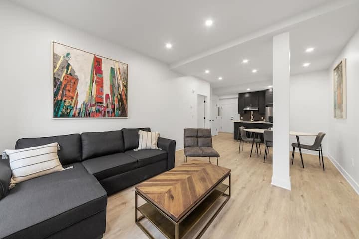 Modern 1 Bed Suite, Sleep 4,midtown - Dorval