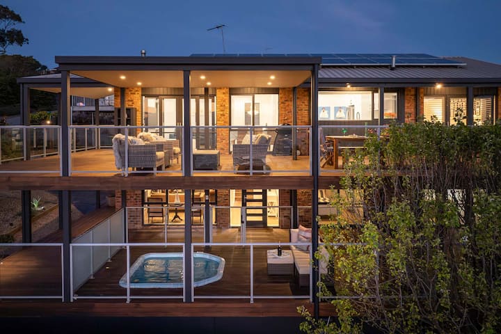 Martha's Maison | Heated Spa & Unbeatable Bay View - Mount Martha