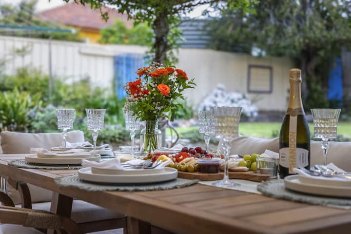 Bedford Beauty Stylish Retro Family Home W/office - Adelaide