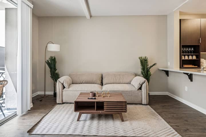Chic Marina Oasis | 5 Star Amenities | Central - Santa Monica, CA