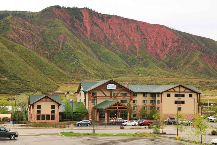 Mountain Views + Indoor Waterpark & Free Breakfast - Glenwood Springs, CO