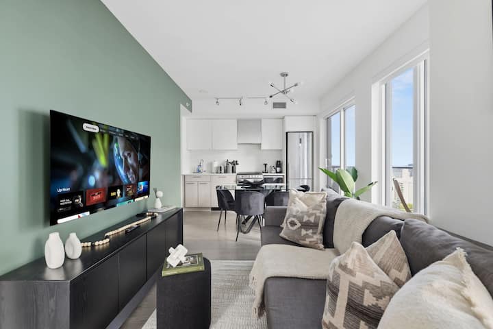 Modern Downtown Retreat | 3br Condo W/ Patio - Toronto