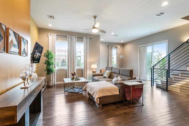 Spacious 4br W/ Pool, Garage & Balconies! - New Orleans, LA