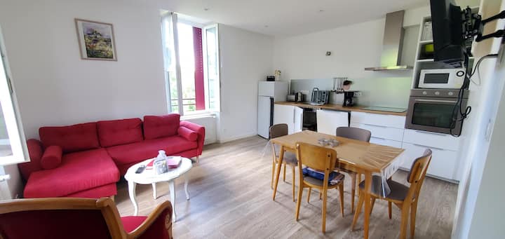 Mf4 Entre Commerces, Parc Et Stations De Ski, Prof - Murol