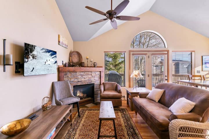 Quiet Cul-de-sac, Garage Parking, Roomy Townhome - Frisco, CO