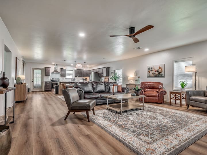 Peaceful Acre - Cozy House With Beautiful Backyard - Ada, OK