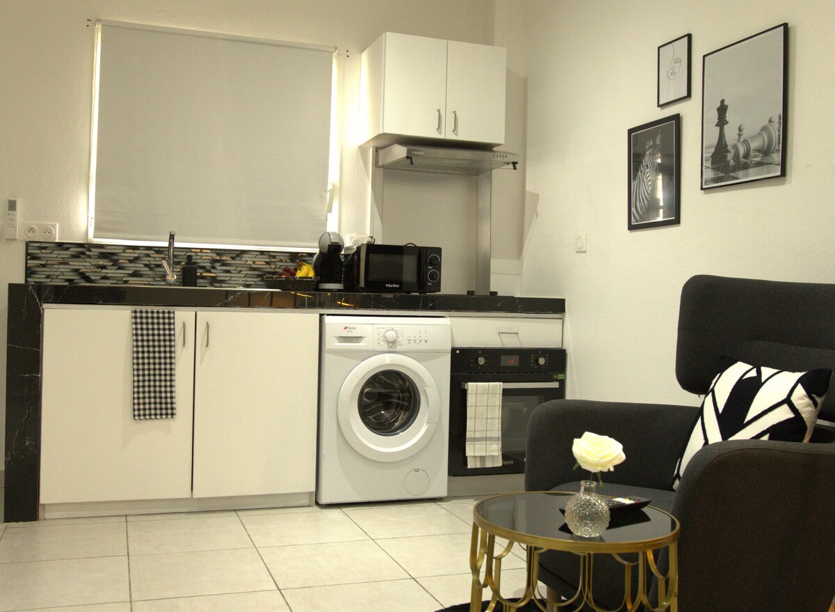 Le Black&White - 5 min walk from CHC Cayenne - Apartments for Rent in ...