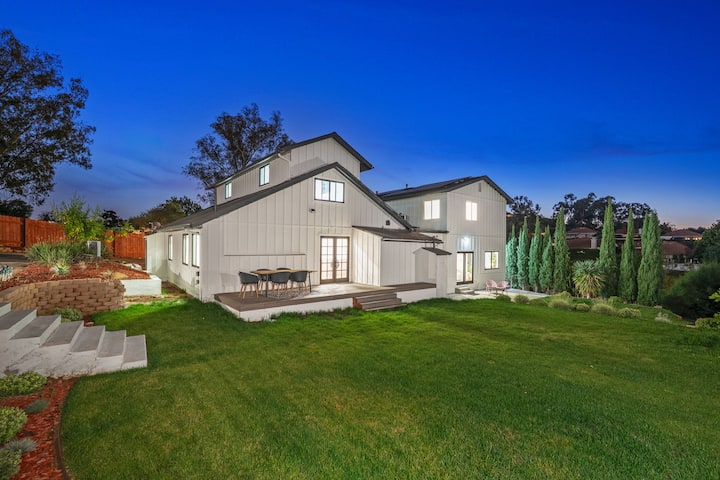 Spacious Modern Farmhouse Retreat With Two Kitchen - Poway, CA