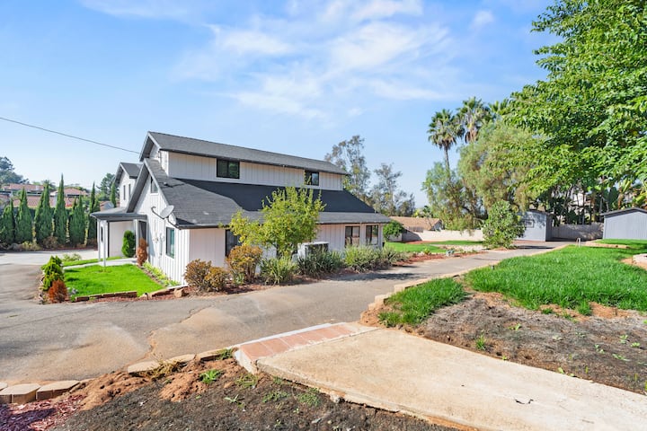 Spacious Poway Farmhouse Retreat For Families - Poway, CA