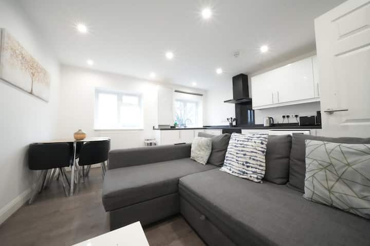 Next To The Airport-5min Airport Drive - London Heathrow Airport (LHR)