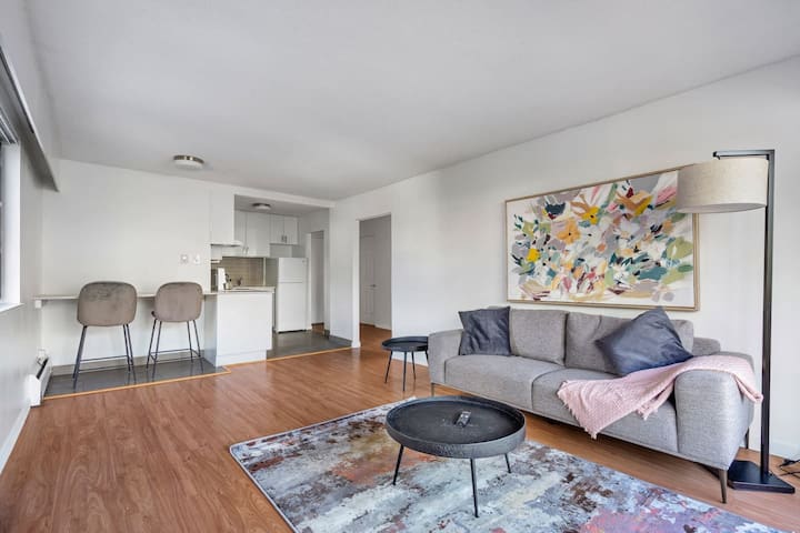 Minutes To Kits Beach - Stylish One Bedroom Condo - Vancouver
