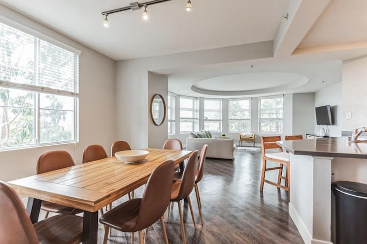 Modern 3bd Apartment W/ Balcony And Pool Access - Santa Monica, CA