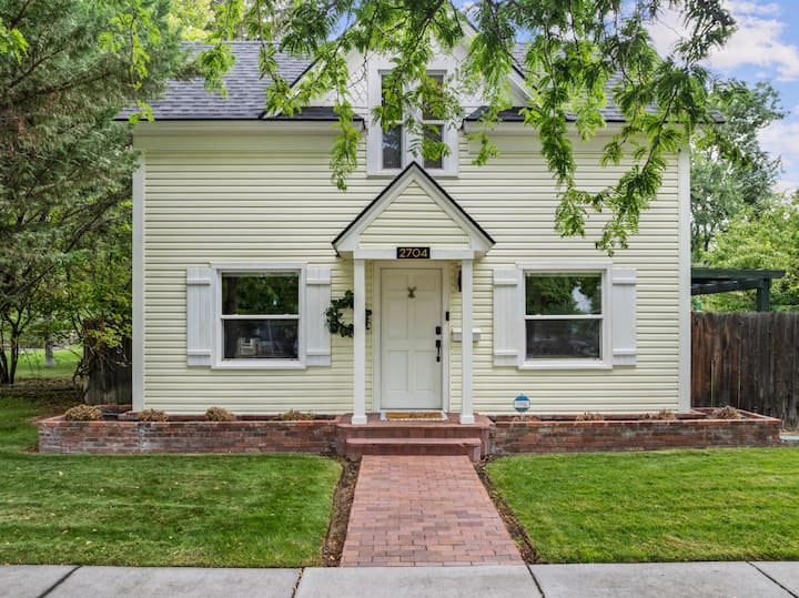 Main Street Retreat, 2 Bdrm, 2 Bath Home, Firepit! - Baker City, OR