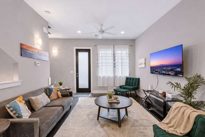 Spacious & Stylish Stay With Rooftop Near Broadway - Nashville, TN