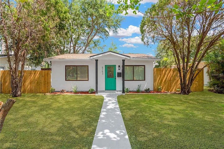 St. Pete Gem Near The Beach - セント・ピーターズバーグ, FL