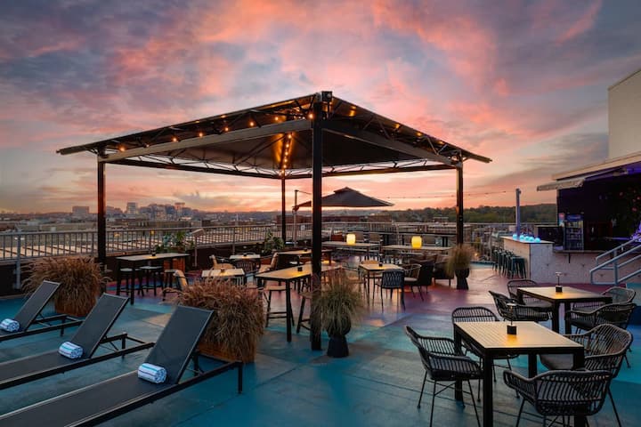 Steps To Dupont Circle + Rooftop Pool. Bar. Dining - Washington, DC