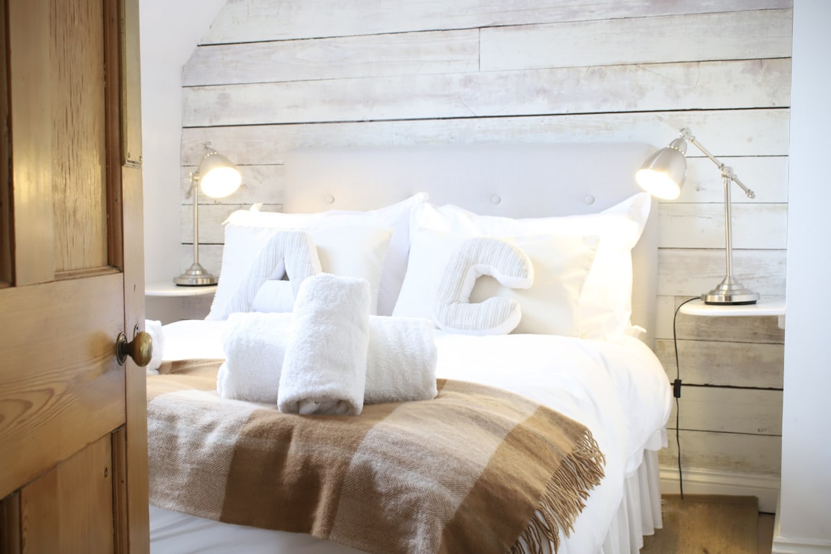 Abbey Cottages - Buzzards Watch - Houses for Rent in Talley, Wales ...