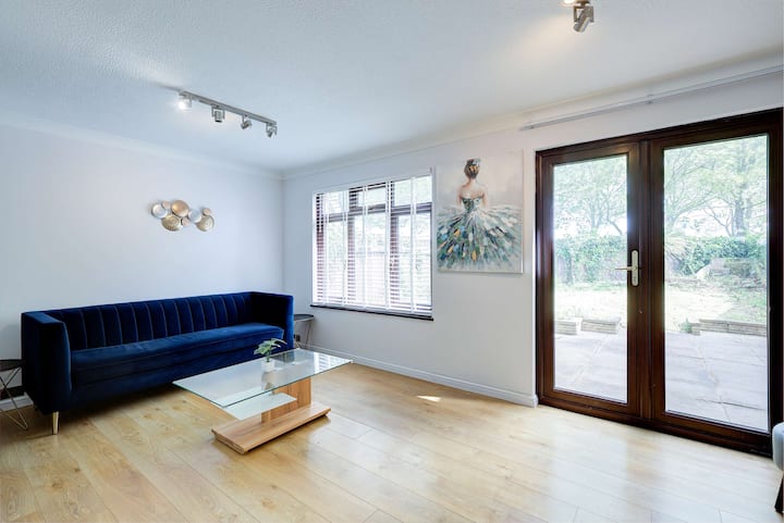 Bright 3 Bedroom Home With Parking In Peterborough - Peterborough