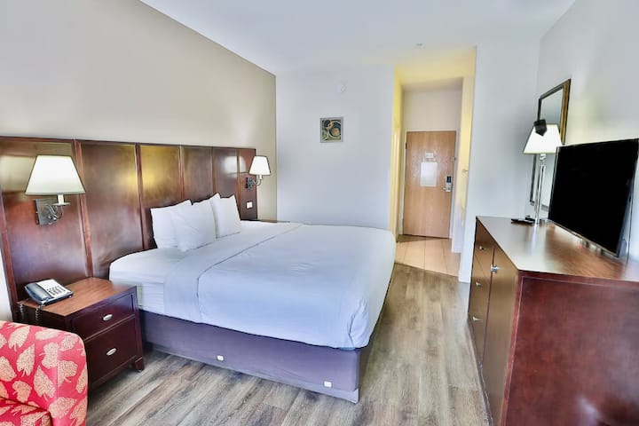 Baymont Tucson | 1 King Bed | Free Breakfast - Tucson, AZ
