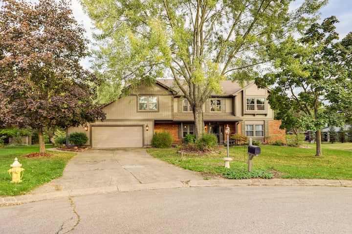 Families Welcome! Spacious Suburban Home In Dayton - Dayton, OH