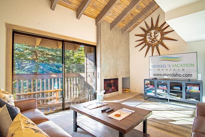 Snow Creek 1554 - Ski-in/ski-out + Pool & Hot Tub - Sun Valley, ID