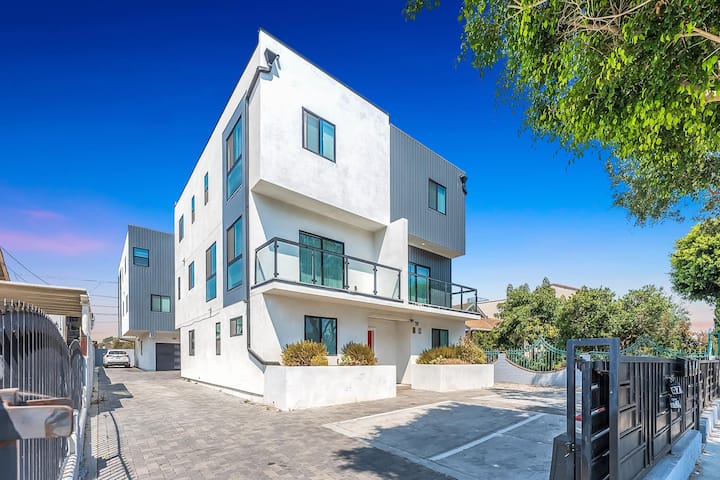 Modern 5br La Townhome With Free Parking Fast Wifi - Los Angeles, CA