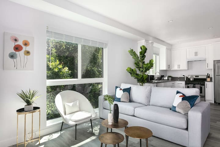 Modern 5br La Townhome With Free Parking Fast Wifi - Beverly Hills, CA