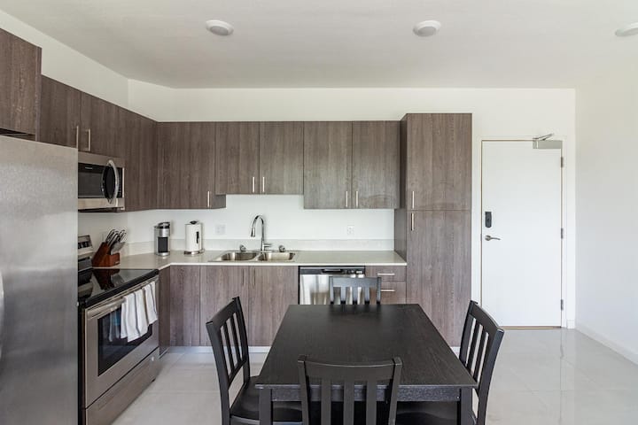 Landing | Stunning 2bd, Gym, Pool - Cutler Bay, FL