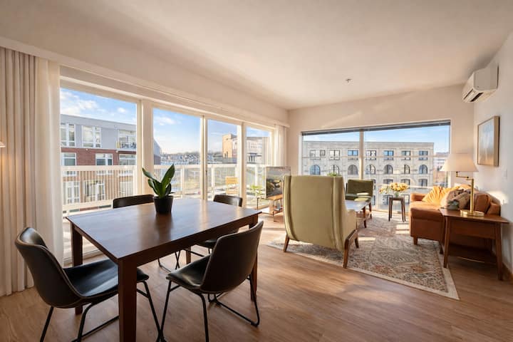 The Brady Corner Suite | Near Fiserv With Balcony - Milwaukee