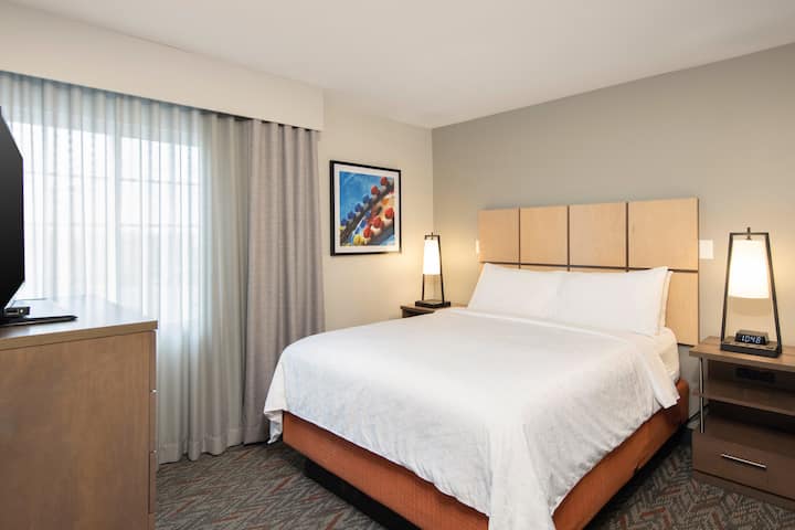 Spacious Suite | 1 King Bed | Near Anaheim Resort - Anaheim, CA