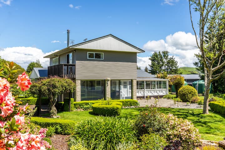 Whakaroa Retreat – Spacious Garden Getaway - Nieuw-Zeeland