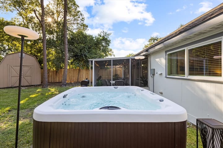 Htown Hot Tub Getaway | Swing Set Bbq Yard Games - Missouri City, TX