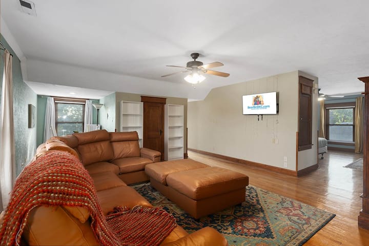 Large Home_near Arrowhead_sleeps 10_5br - Kansas City, MO