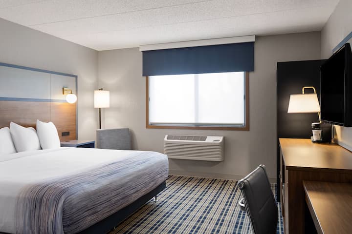 1 King Bed | Americinn Alexandria | Free Bfast - Alexandria, MN