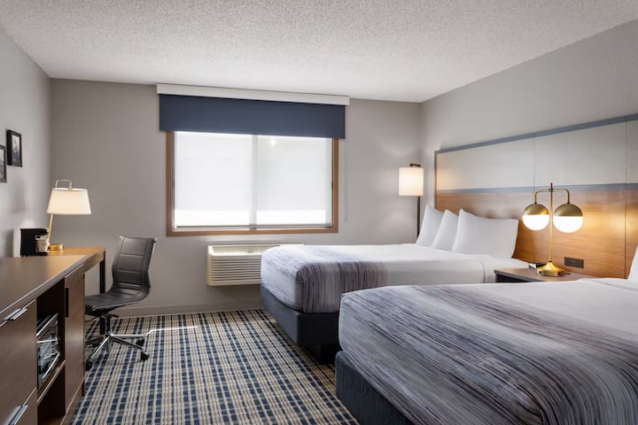2 Queen Beds | Americinn Alexandria | Family Stay - Alexandria, MN